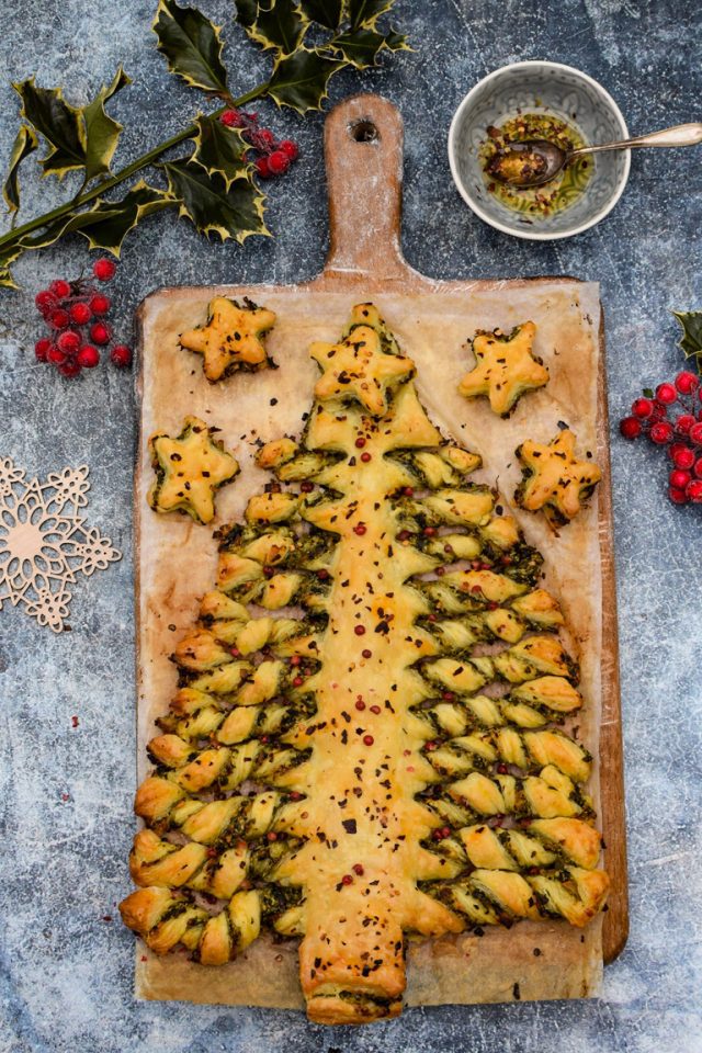 Pull-apart Christmas Tree with Spinach and Artichoke Filling